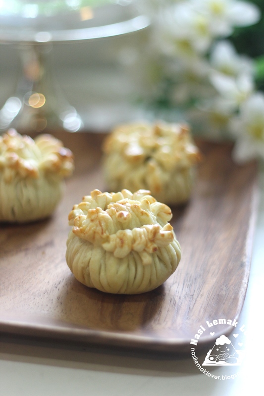 Nasi Lemak Lover: Hydrangea Egg Yolk Flaky Mooncake 绣球蛋黄酥