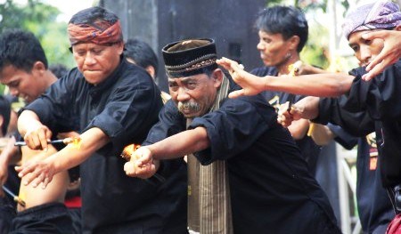 5 Tradisi Unik Yang Bisa Ditemukan Hanya di Indonesia