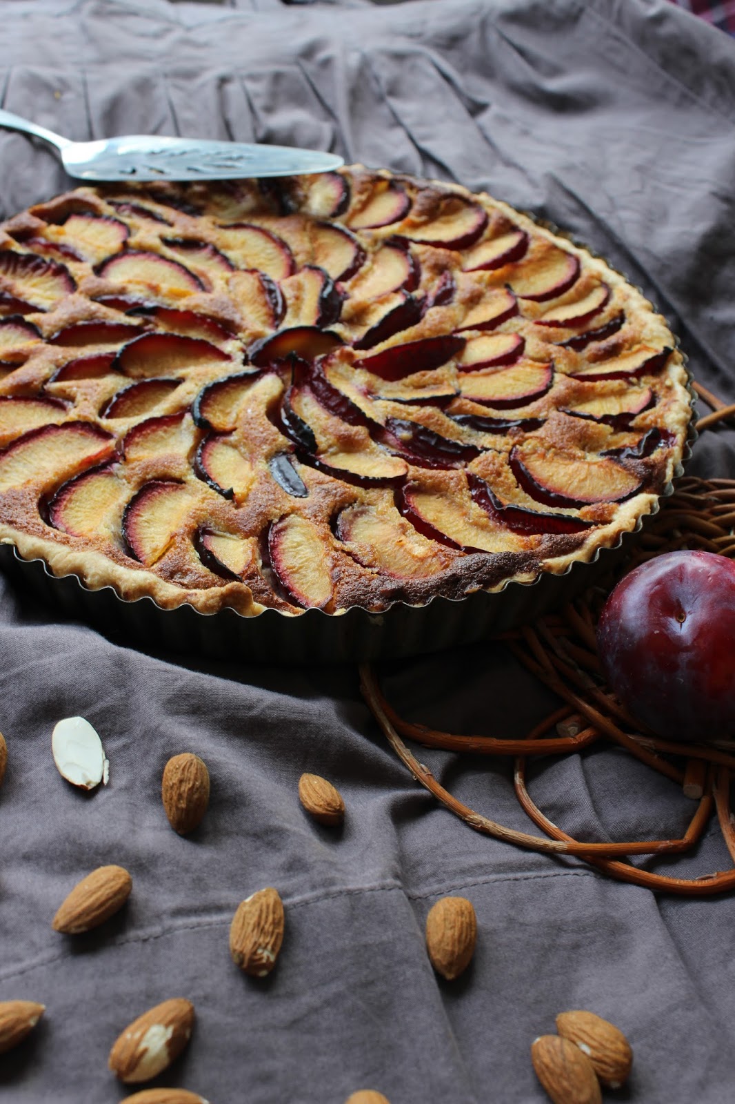 Frangipane plum tart // Tarte frangipane aux prunes | My Nomad Cuisine