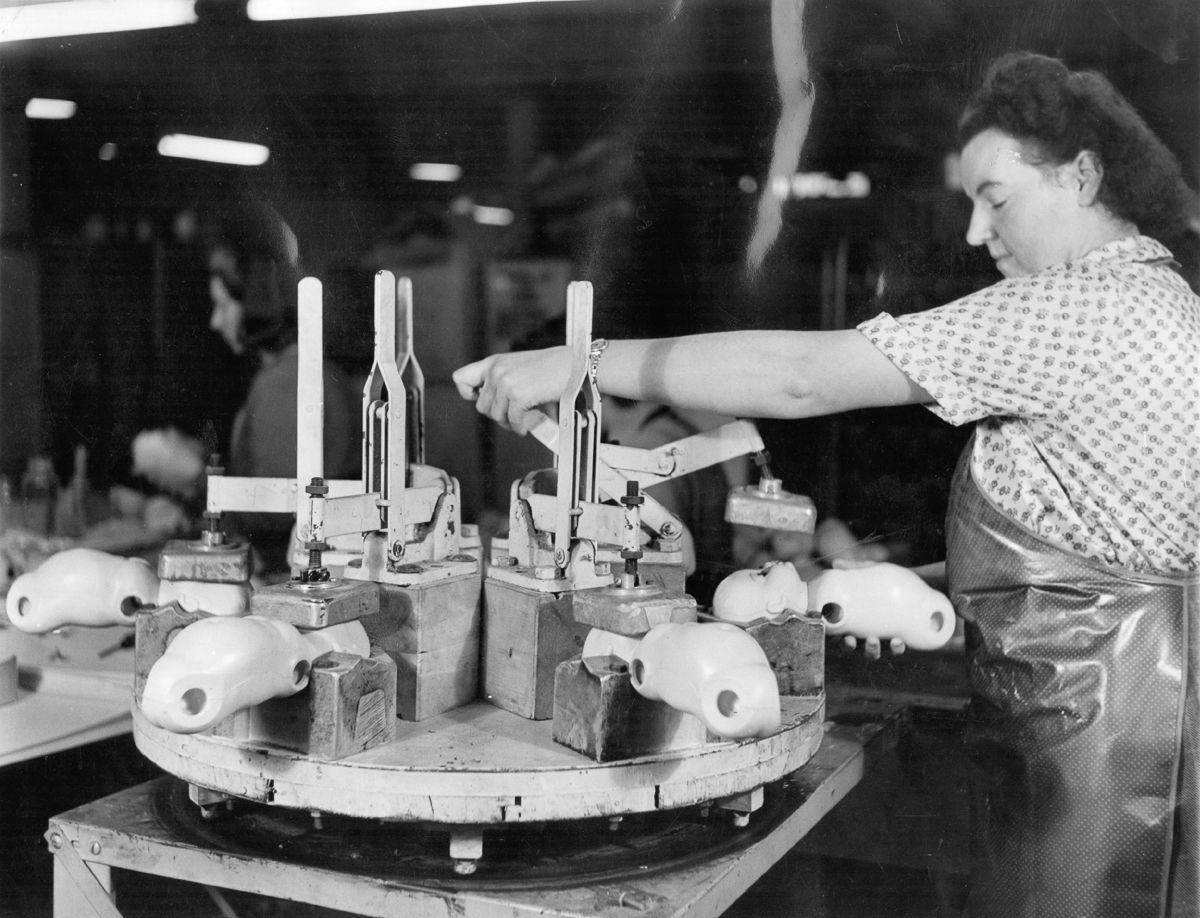 These 26 Vintage Photographs From Inside Old Doll Factories Will Make ...