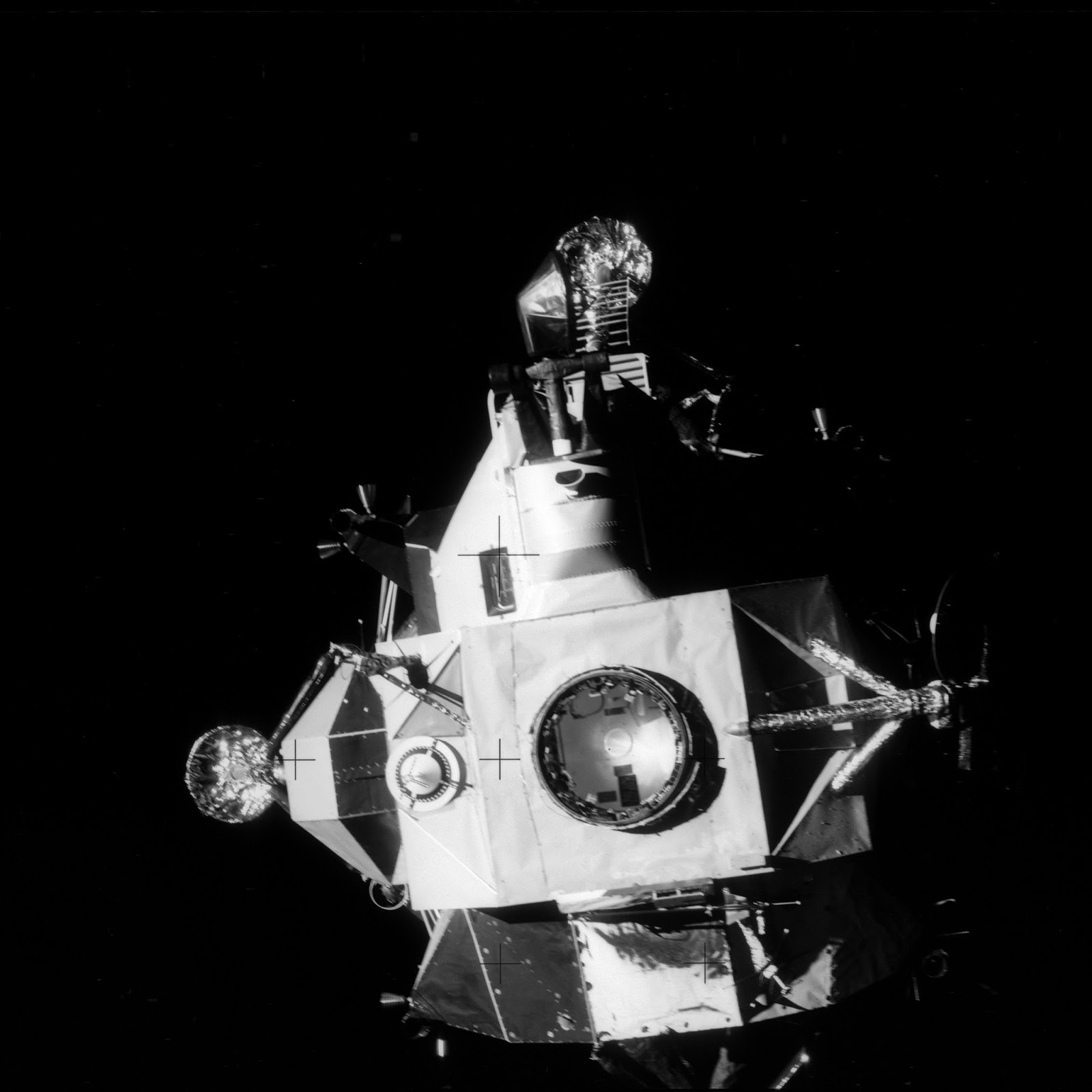 Apollo 13 Timeline: 1970/04/17 17:43 IT* (GET 141:30): Sgancio del ...