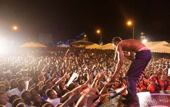 MATUKIO @ MICHUZI BLOG: Diamond atua Mbagala kwa chopa