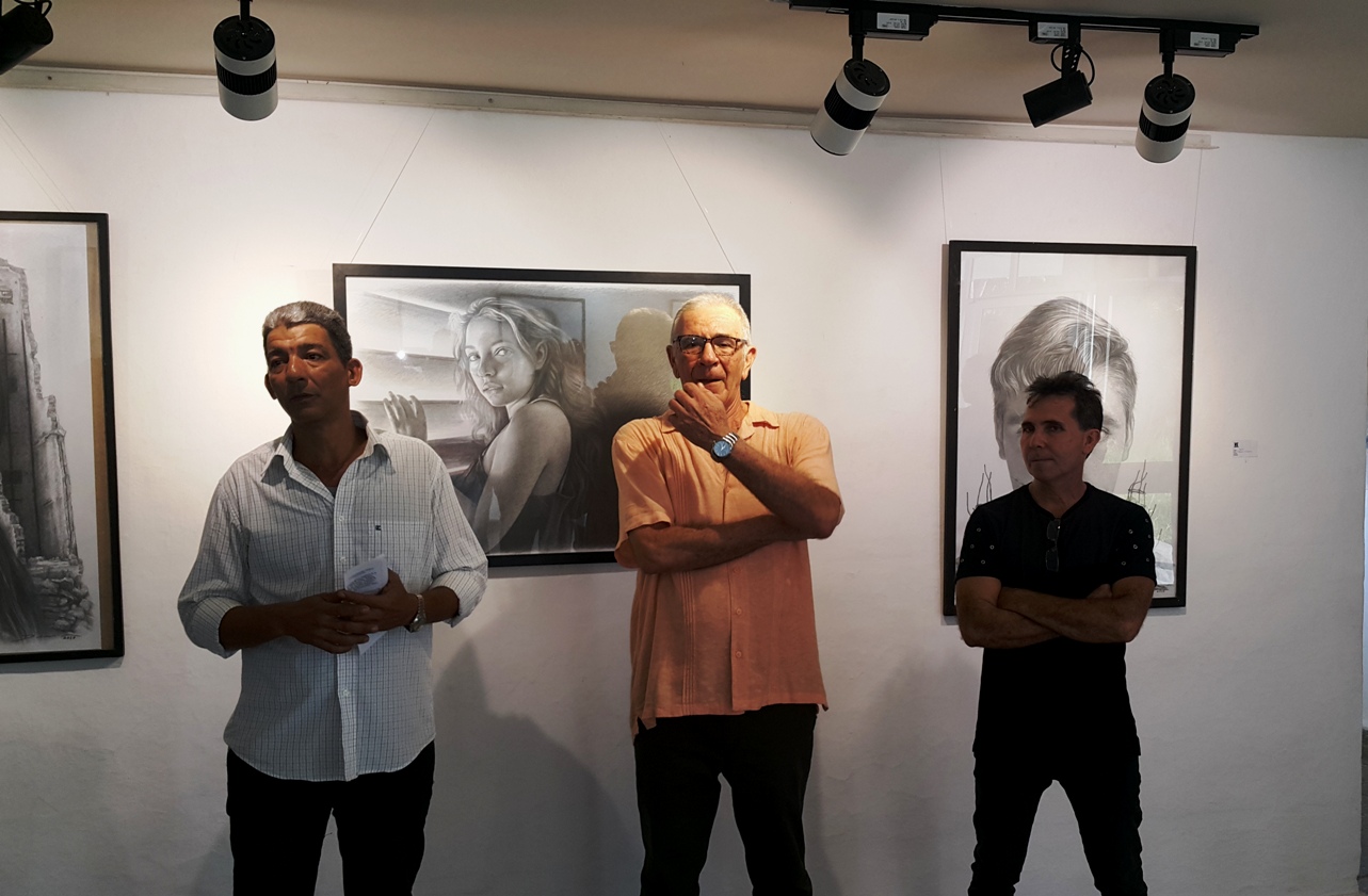 Exposición de dibujo "A dos Manos" de los artistas Denis Núñez ...