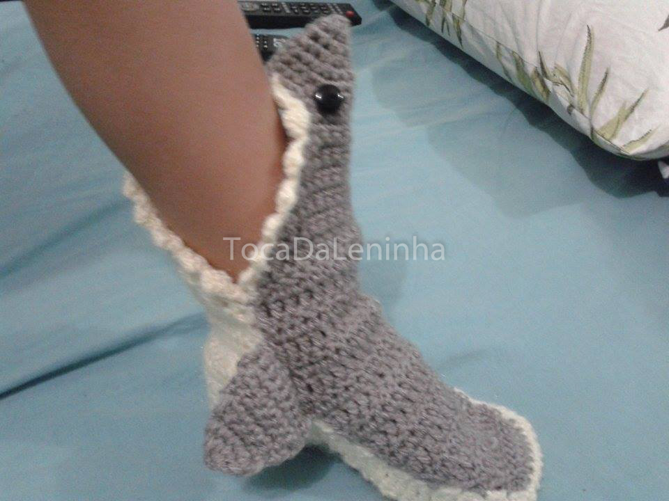 Toca da Leninha: Meia tubarão em crochê