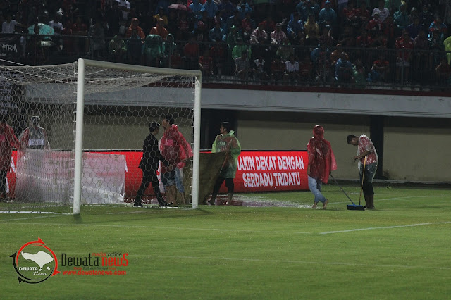 Lapangan Dipta Tergenang Air, Laga Bali United vs Tampines Rovers ... Lapangan Dipta Tergenang Air, Laga Bali United vs Tampines Rovers ...
