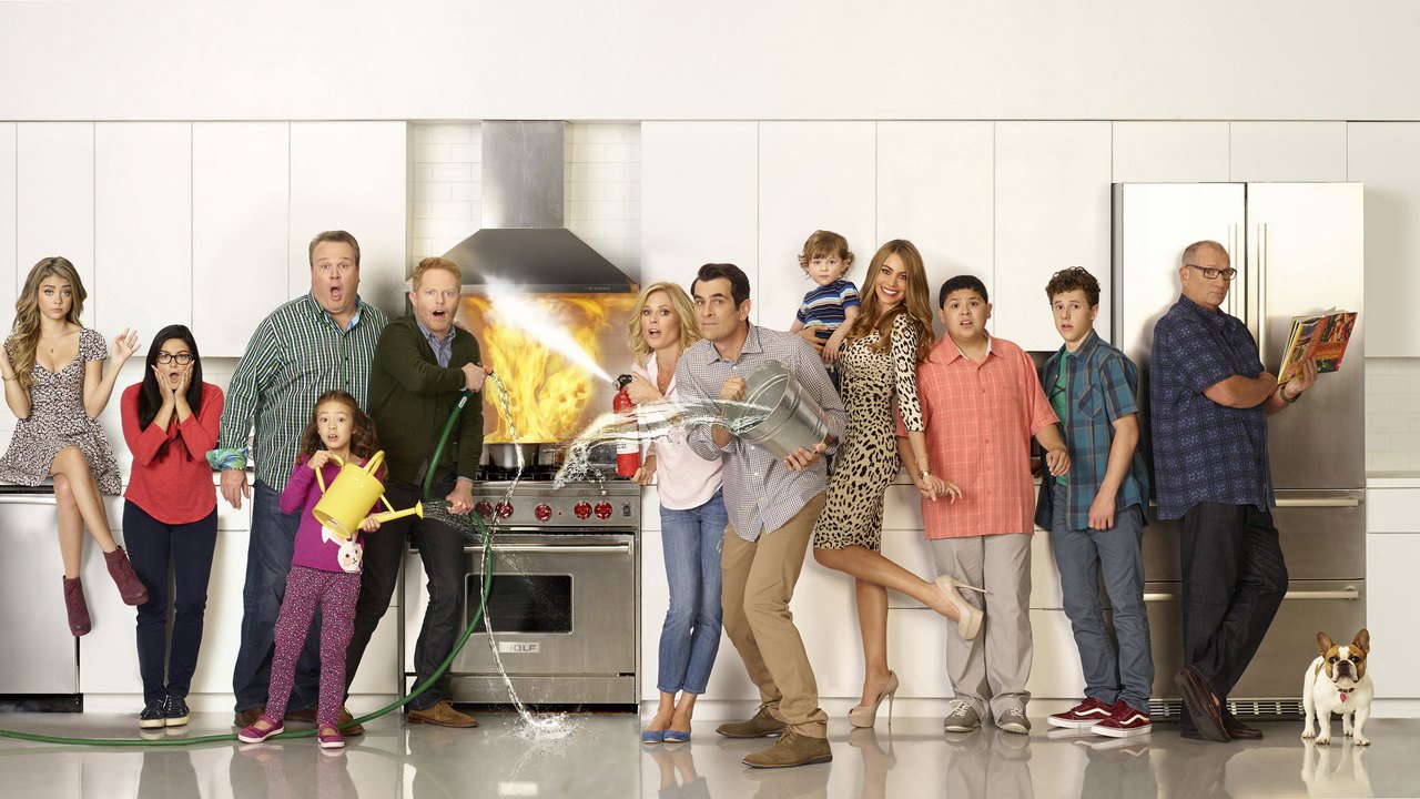 March 2016 - Modern Family Season 7 Episode 16 : The Cover-Up