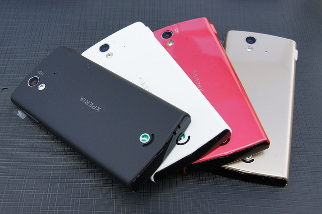Sony Ericsson: Hands-on pics of the Xperia ray in all four colours