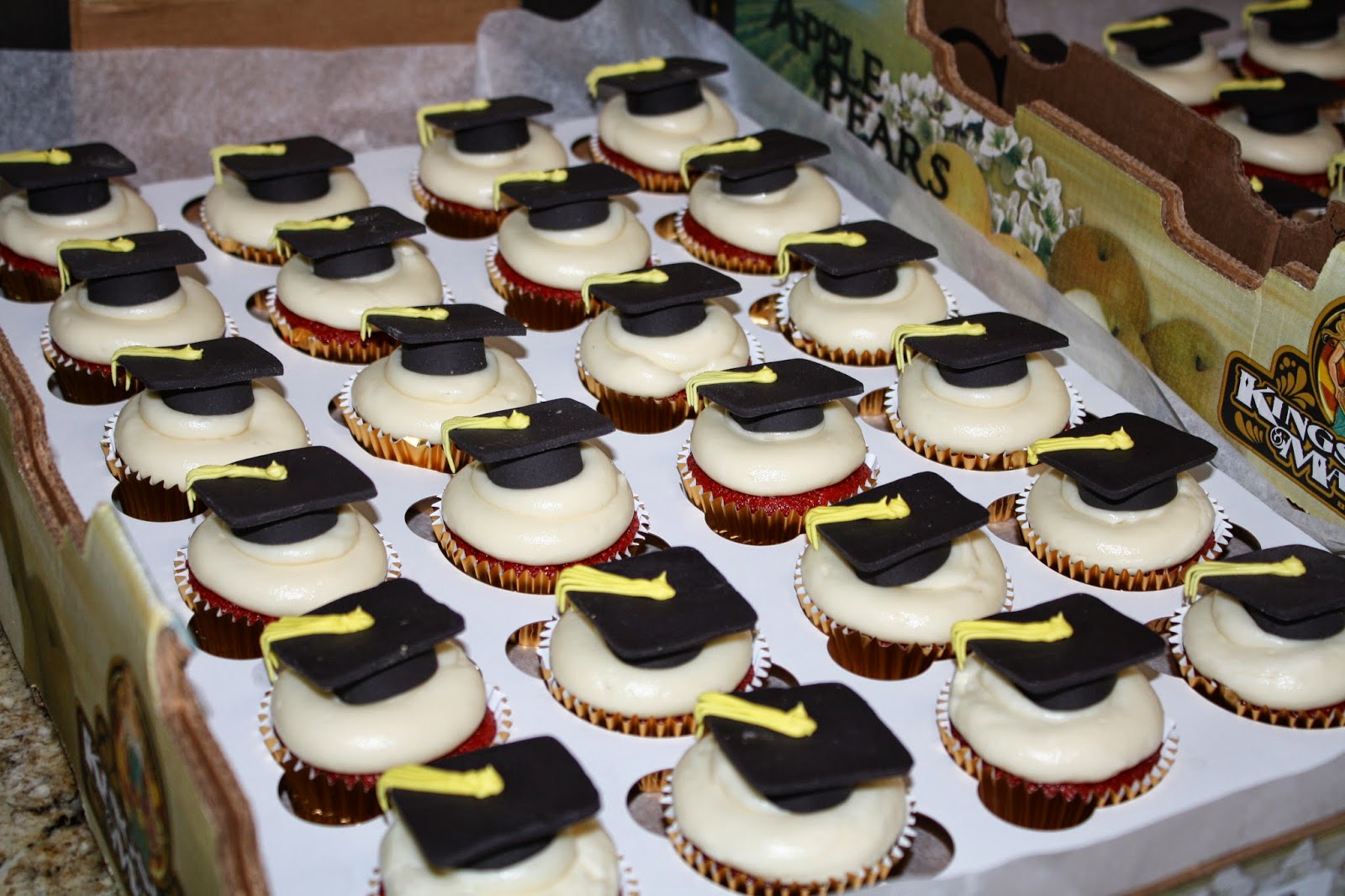 The Sugarcraft Place: Graduation cap cupcakes