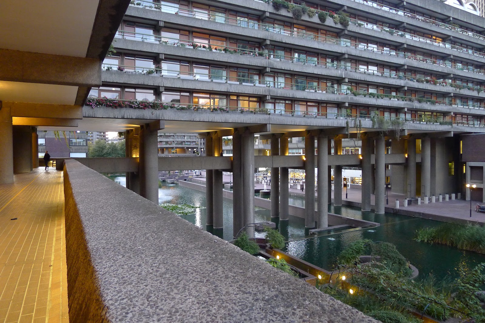 photographing london: The Barbican - architectural vision or concrete ...