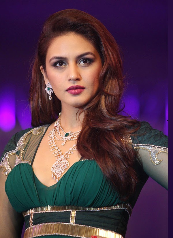 Gorgeous Indian Girl Huma Qureshi Latest Hot Stills In Green Dress