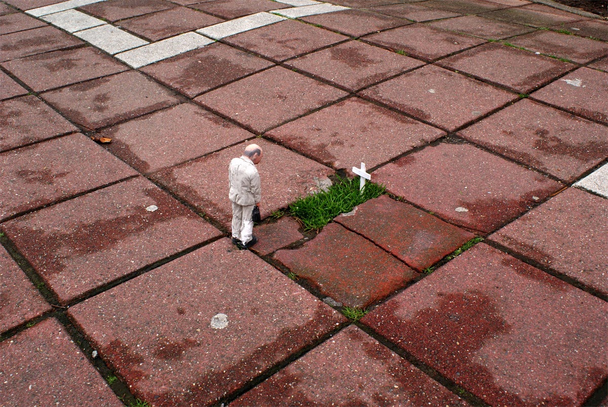 Equerre: Isaac Cordal (1974-)