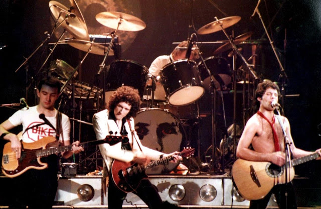 Amazing Photos of Queen Live at the Hammersmith Odeon in London on ...