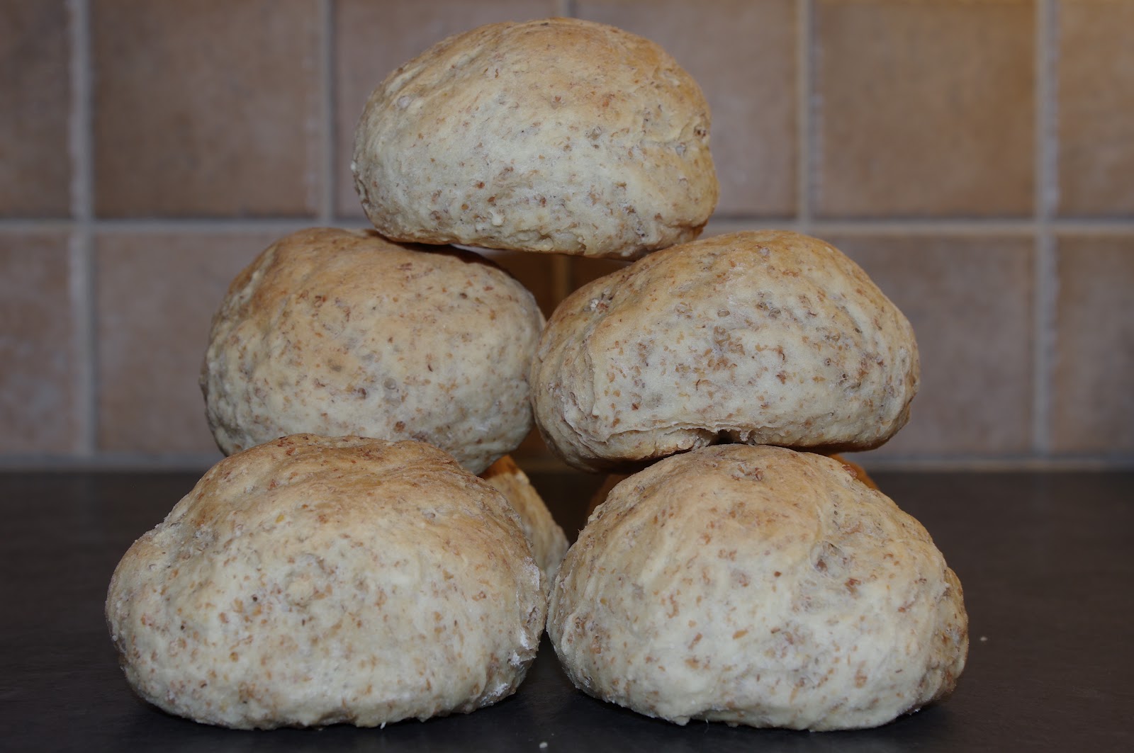 JULIES BAKSIDA: Rågiga bullar