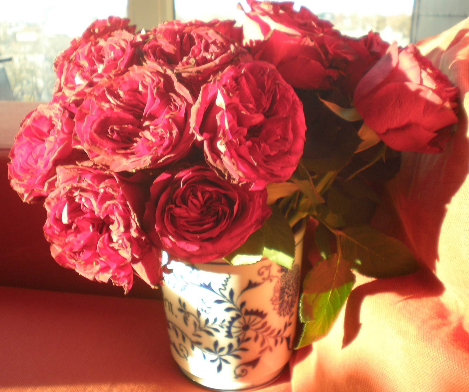 Red Lands Roses Düsseldorf: Strauss "Red Lands" rot mit : Red Elegance.