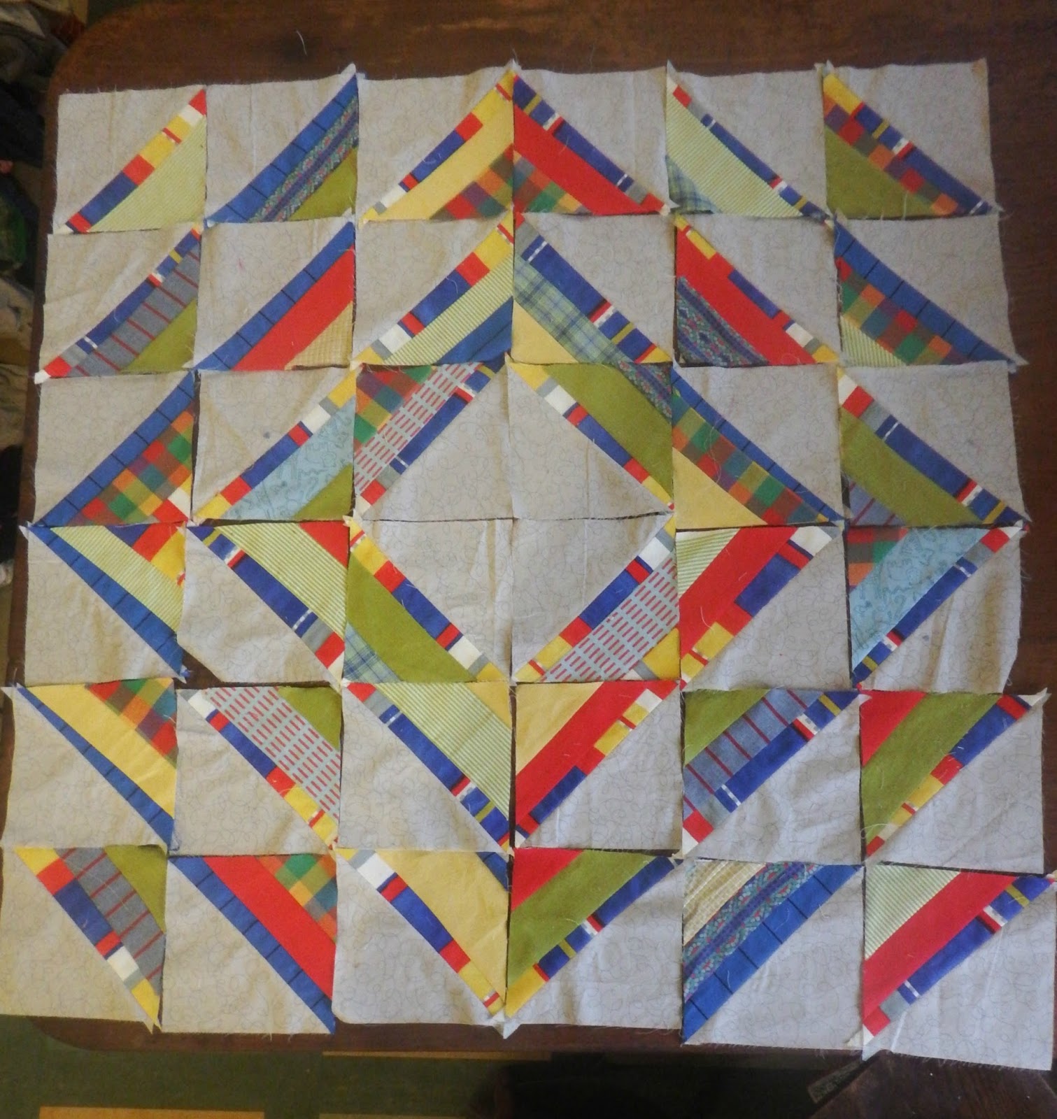 Wonky Patchwork: A new quilt - striippy half square triangles