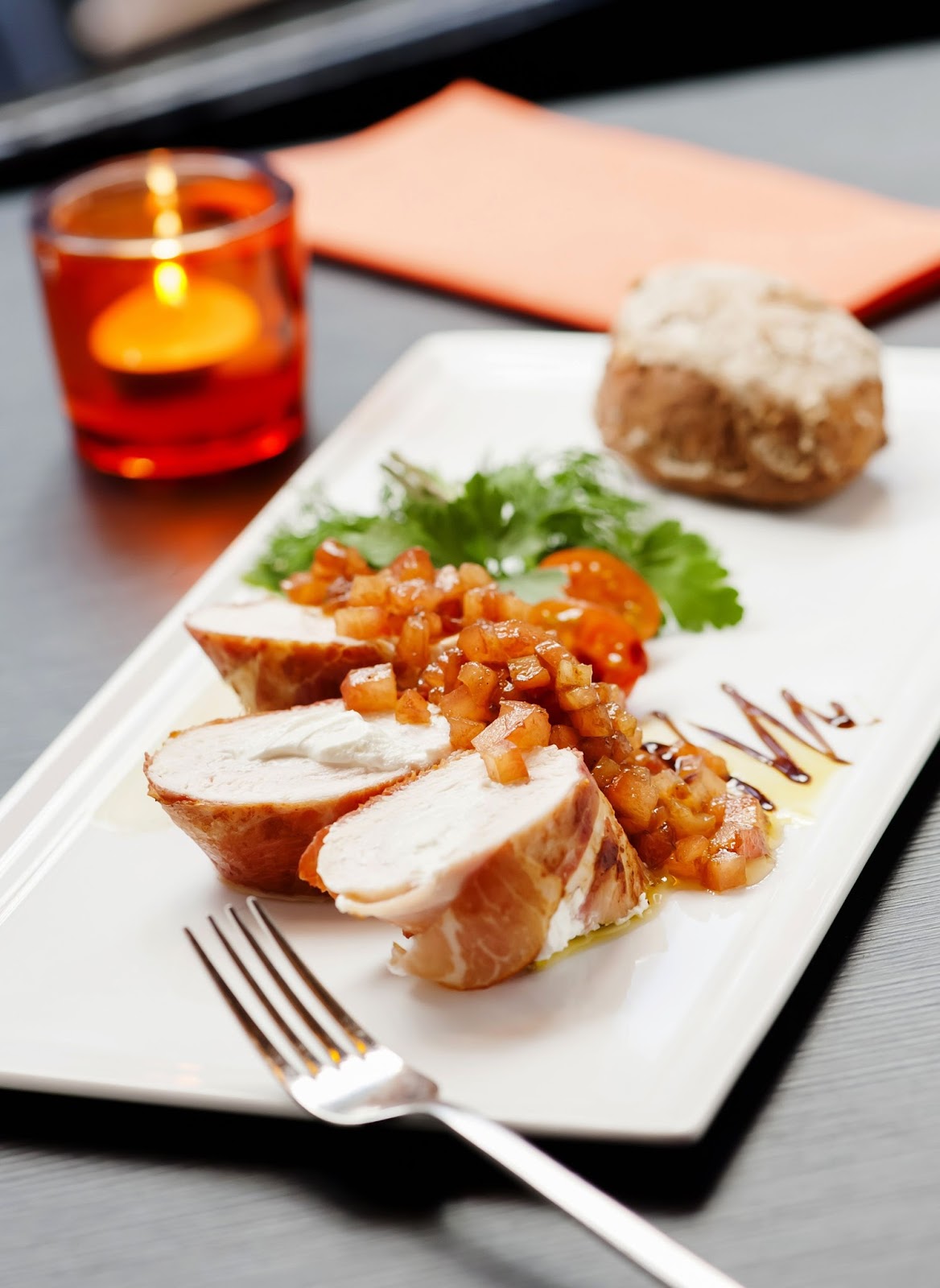 Rollade van gevogelte en rauwe ham met geitenkaas