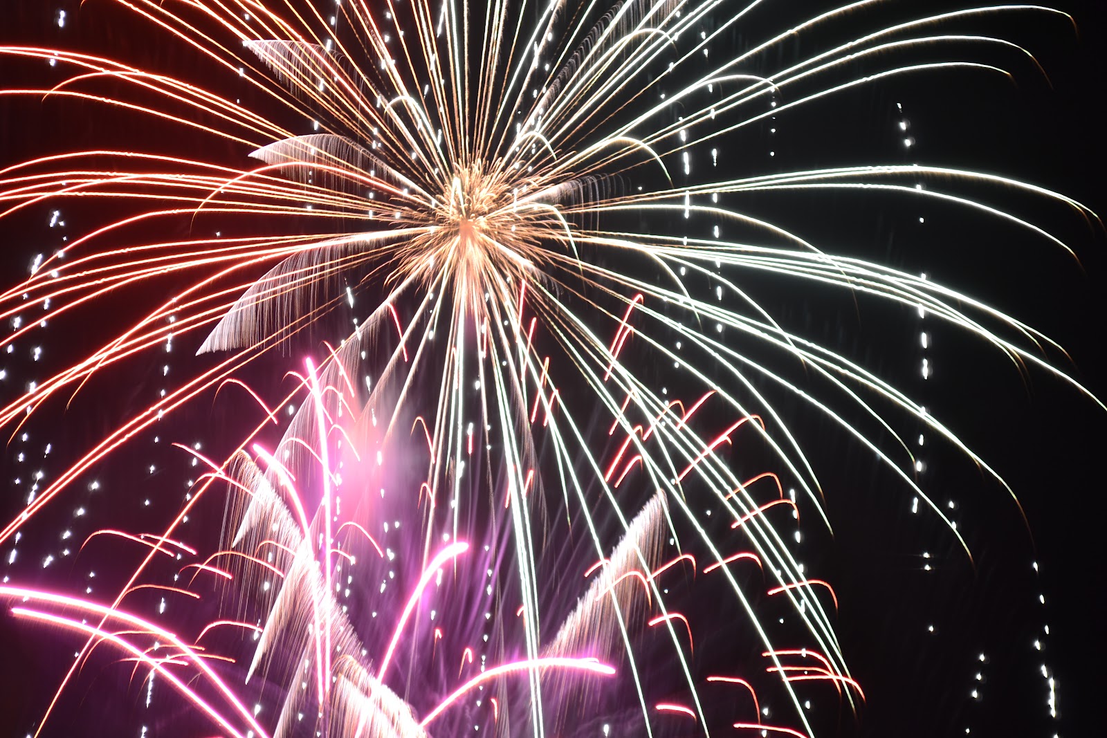 CityLover's World☯: Cool Fireworks Pictures