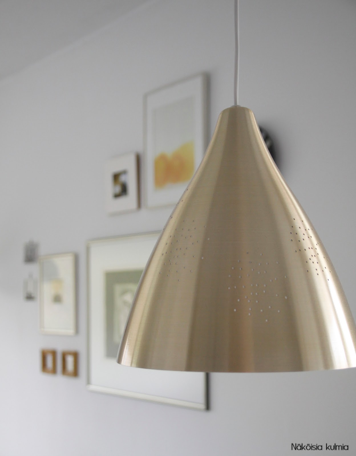 näköisiä kulmia: Kultainen lamppu