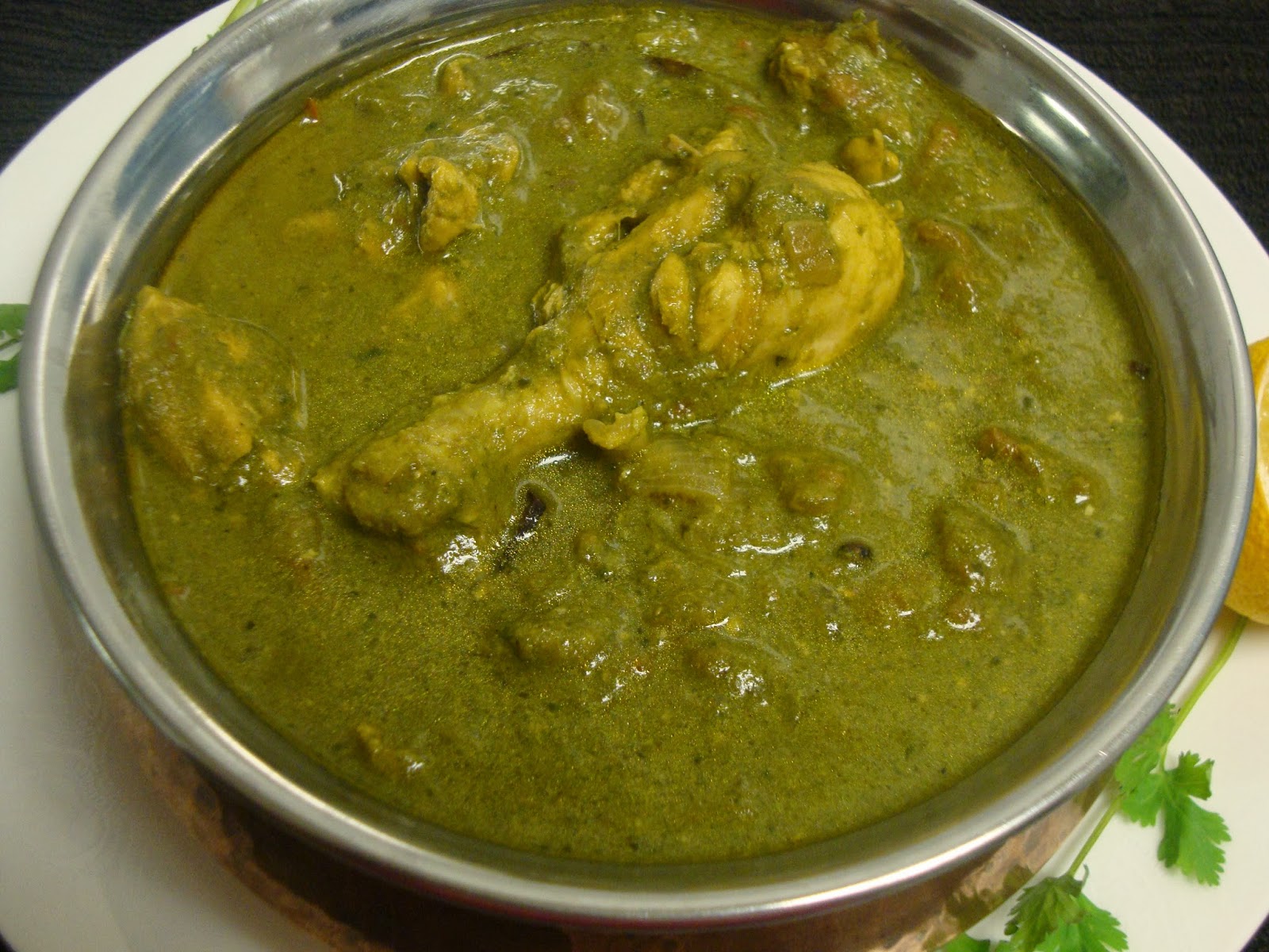 Poornima's Cook Book: Palak Chicken (Chicken in Spinach Gravy)