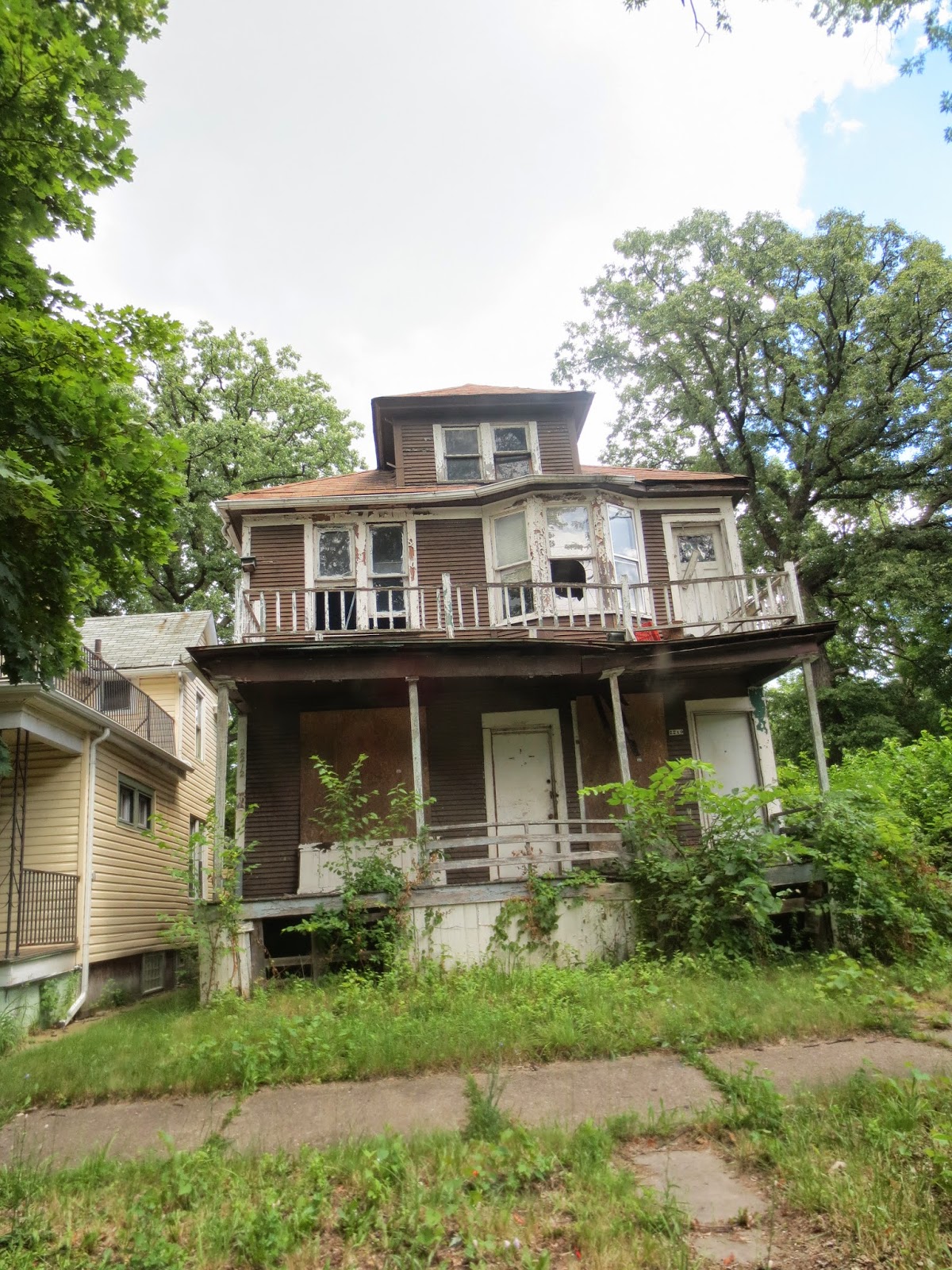 Detroit's post apocalyptic wasteland. Where have all the people gone ...