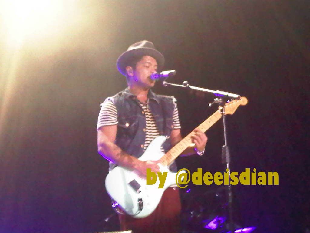 veintiuno story: thousands of ppl singing with Bruno Mars