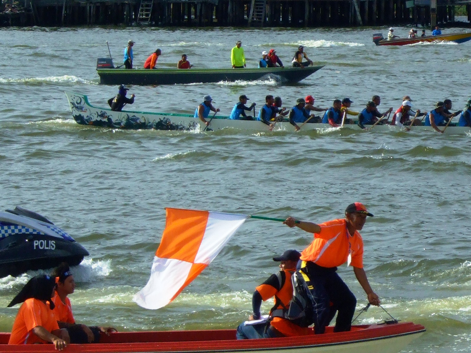 Lumba Perahu Kayuh dan Lumba Perahu "Tambang"