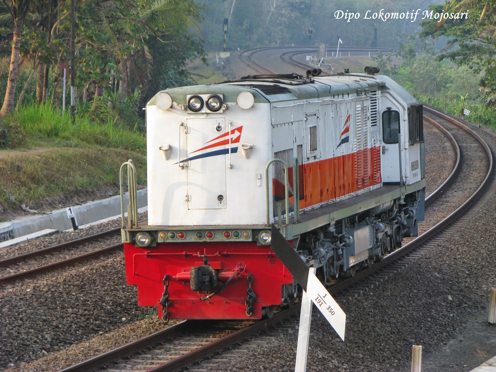 Kereta Api Indonesia: Lokomotif CC204 Yogyakarta Menuju Wates Untuk ...