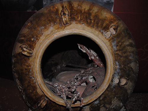 Salam Malam Jumaat: Pengkebumian Tempayan Di Malaysia