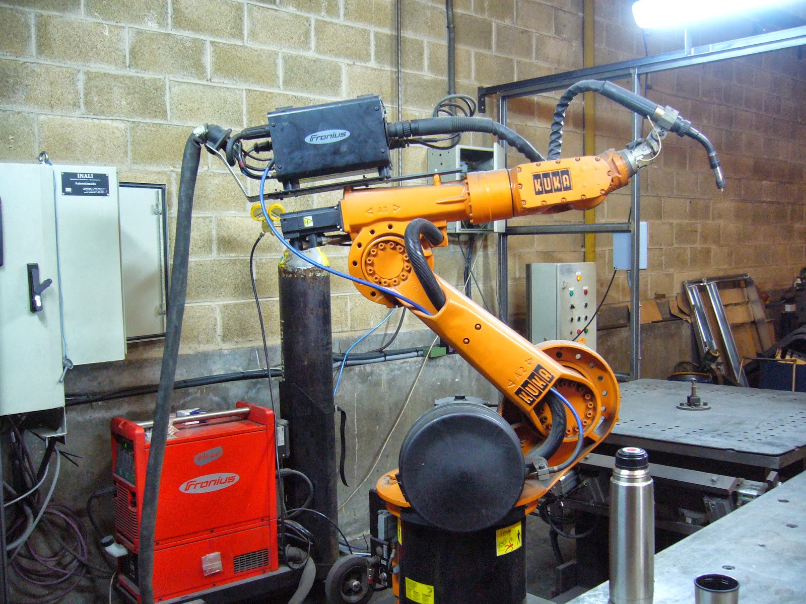 Robots KUKA de segunda mano y su puesta en marcha: Robot KUKA con ...