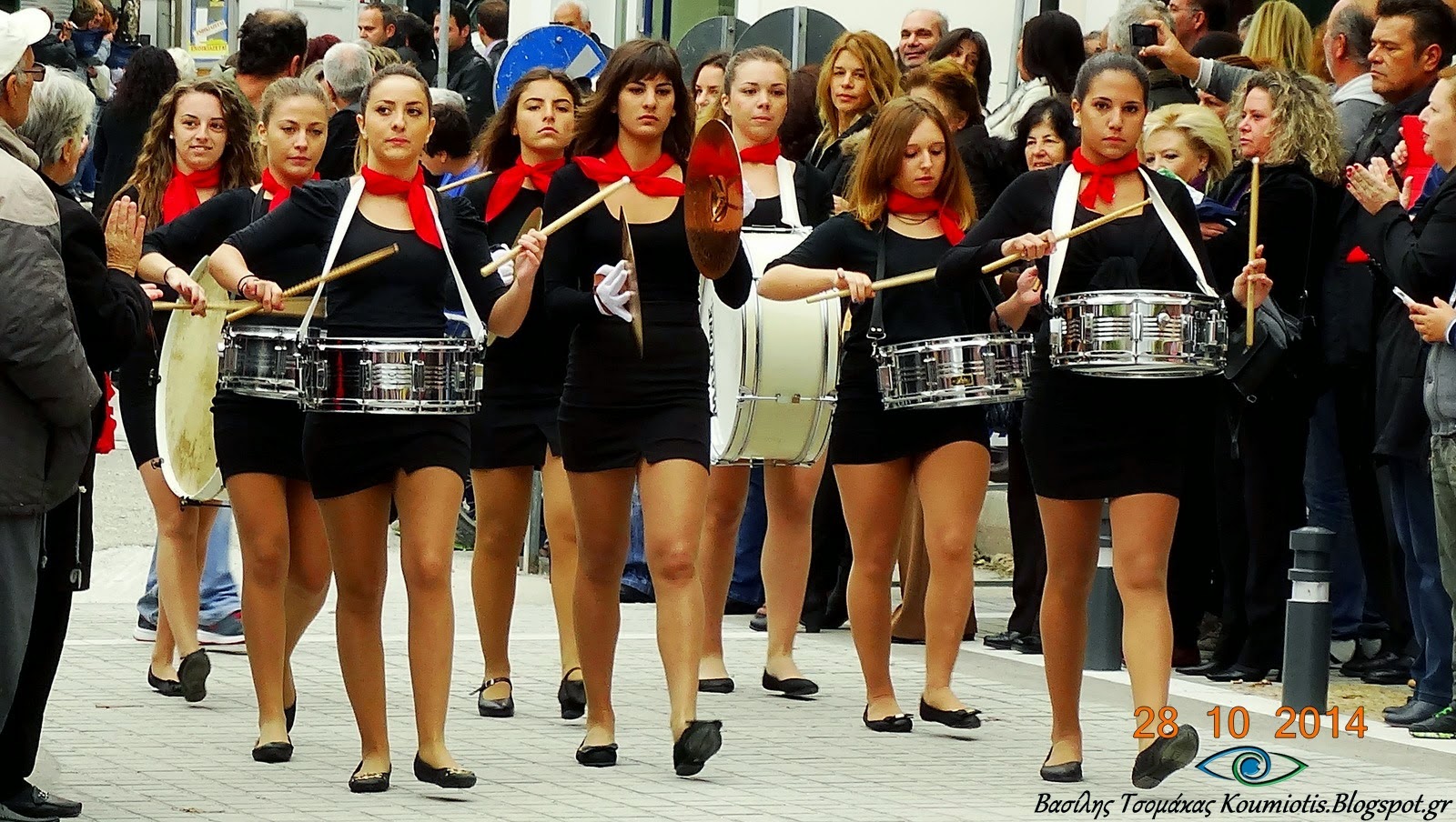 ΛΑΛΑ ΤΟ!!!: ΜΕ ΑΙΣΙΟΔΟΞΑ ΜΗΝΥΜΑΤΑ Η ΠΑΡΕΛΑΣΗ ΣΤΗΝ ΣΥΝΕΦΙΑΣΜΕΝΗ ΚΥΜΗ