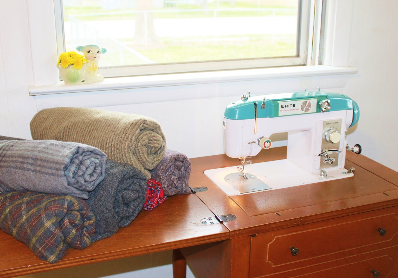 bibliophyte: Yard sales, and sewing machines, and fabric. Oh my!