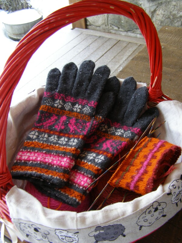 Yllep`s handicrafts: Muhu mustritega kindad Merlele.