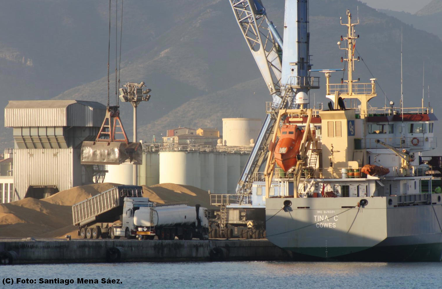 Barcos en Málaga: Aastun y Tina C cargan en Málaga. Desguace del Nika Z.