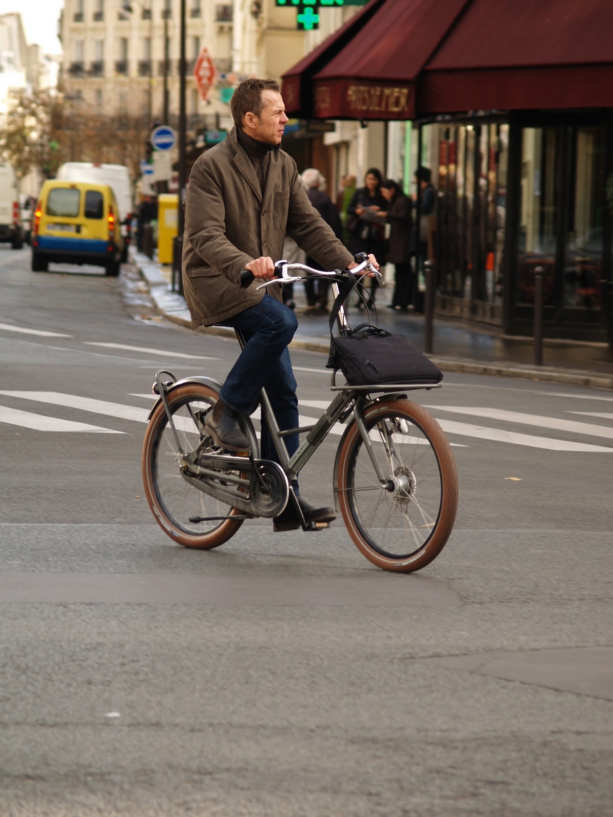 Un Cycliste Parisien / A Parisian Cyclist: Un cycliste... / One cyclist...