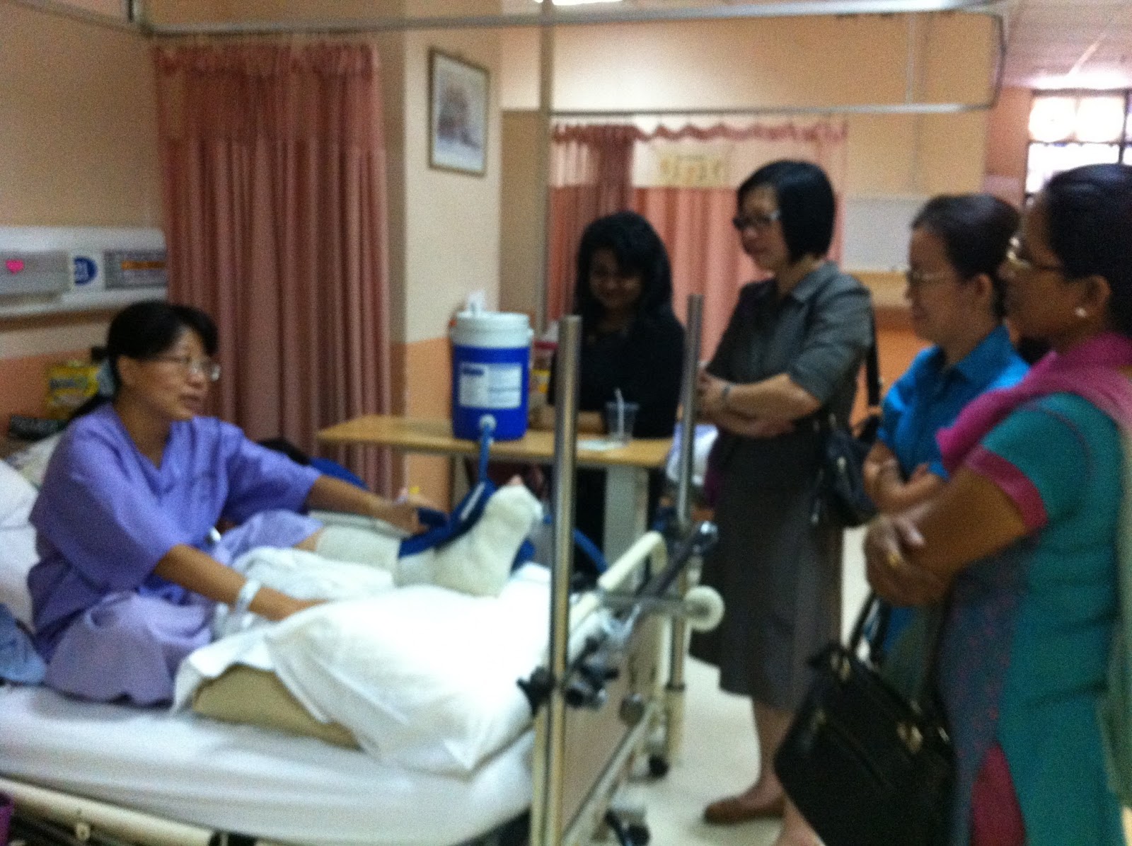 Pn Tay's Blog: Hospital Visit: Cheras HUKM, Teo broke her foot.