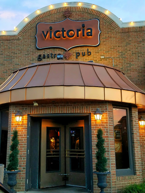 For the Love of Food! : Victoria Gastro Pub