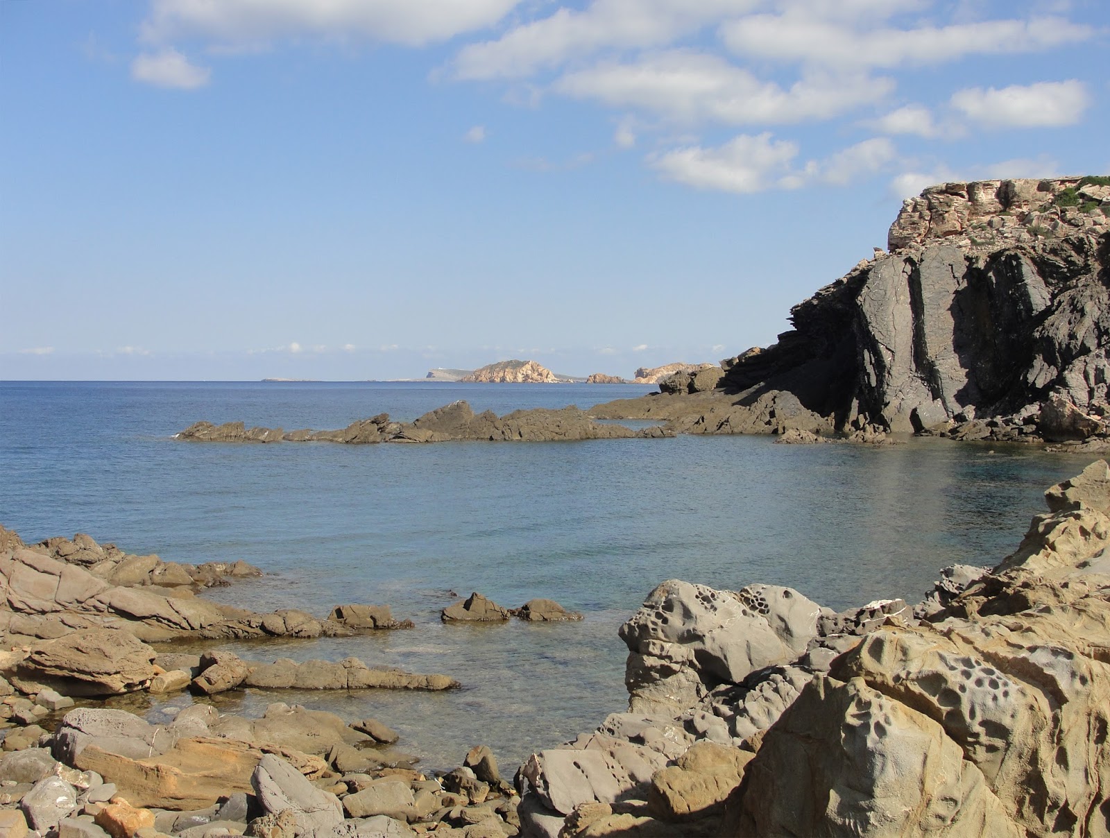imatges de menorca: ROCA DE SA SAL - CODOLAR I LLOSES (FERRERIES)