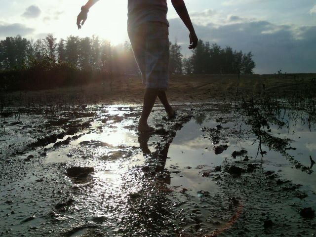 Antara Abjad Bicara dan Rasa: Selut di Tepi Laut