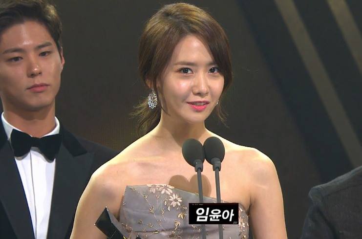 SNSD YoonA won Popularity Award from the 2016 Asia Artist Awards ...