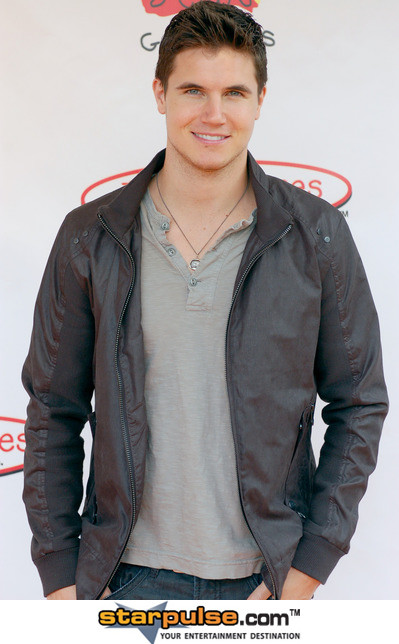 La Galeria del tio bueno: Robbie Amell