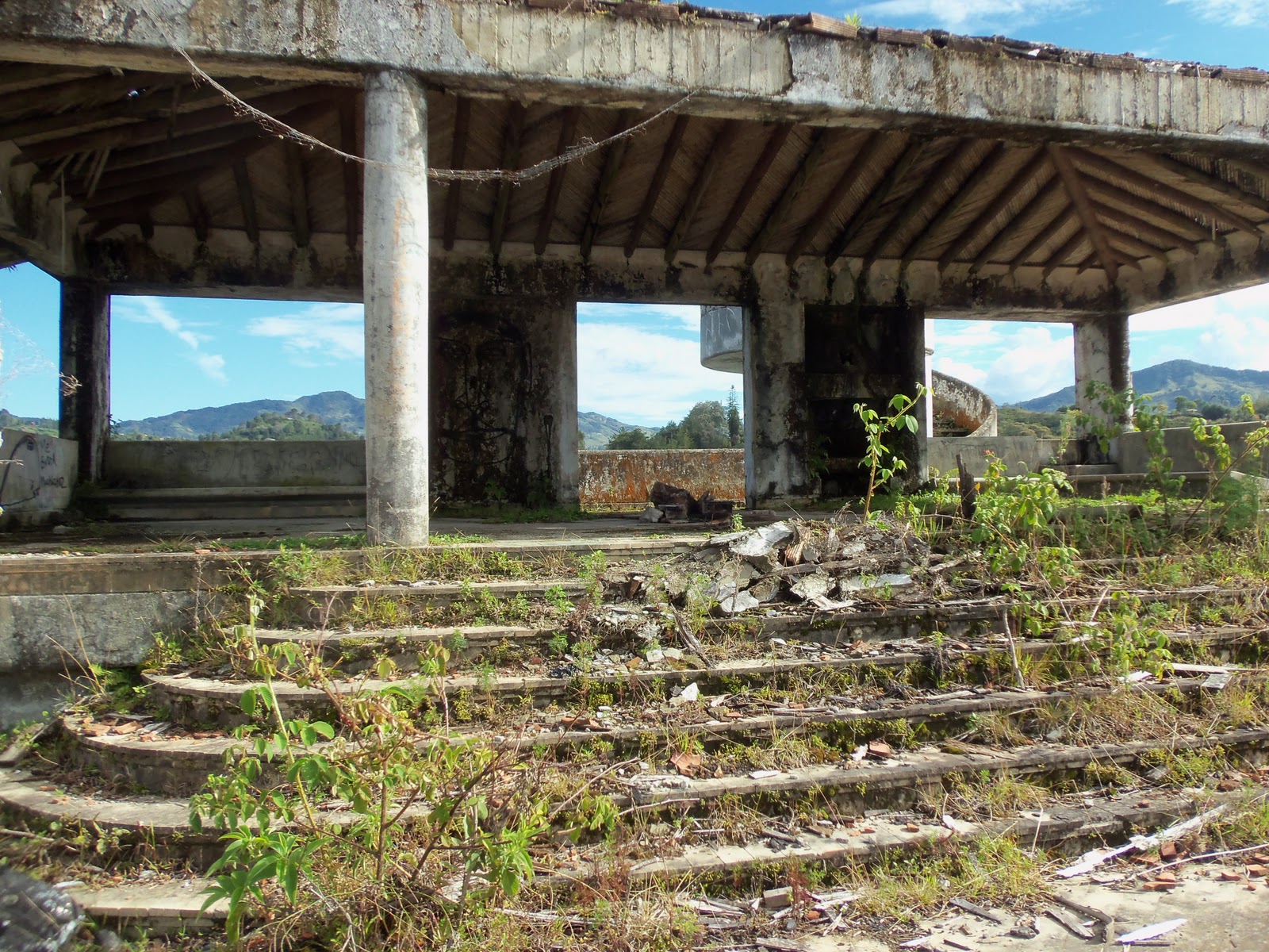 Home of Pablo Escobar abandoned since 1993 [847 x 635] : r/AbandonedPorn