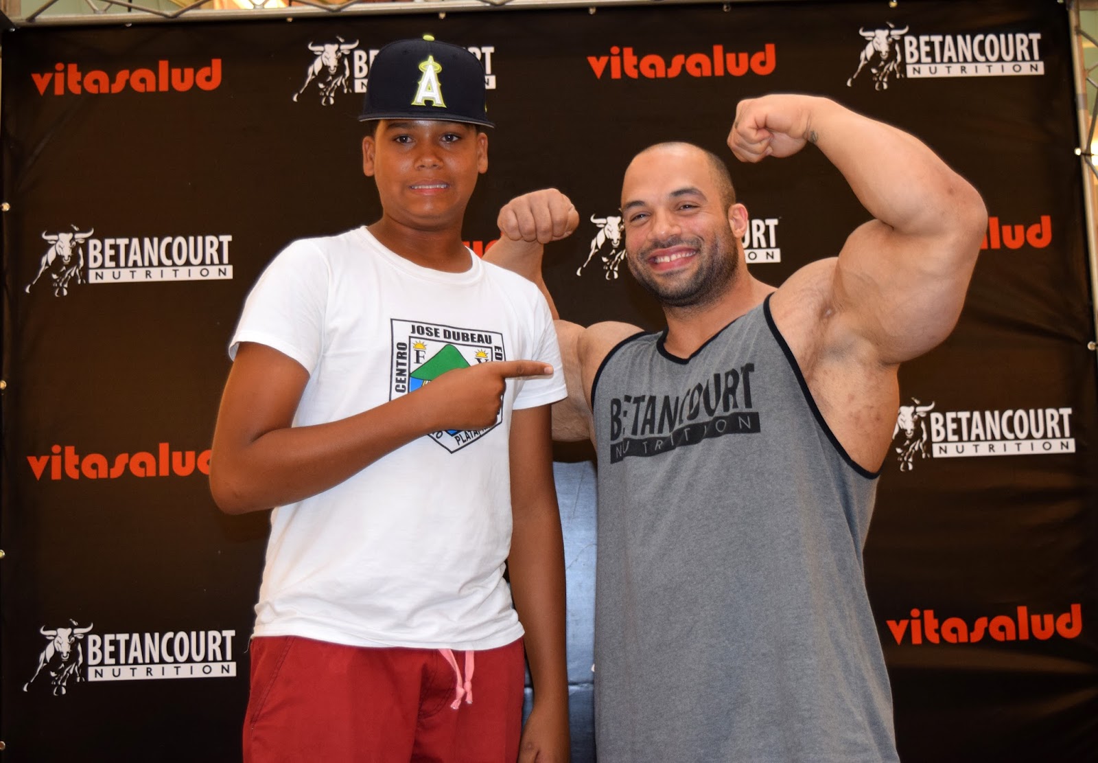 Contundentes exitos presentaciones de pro-IFBB Jon de la Rosa