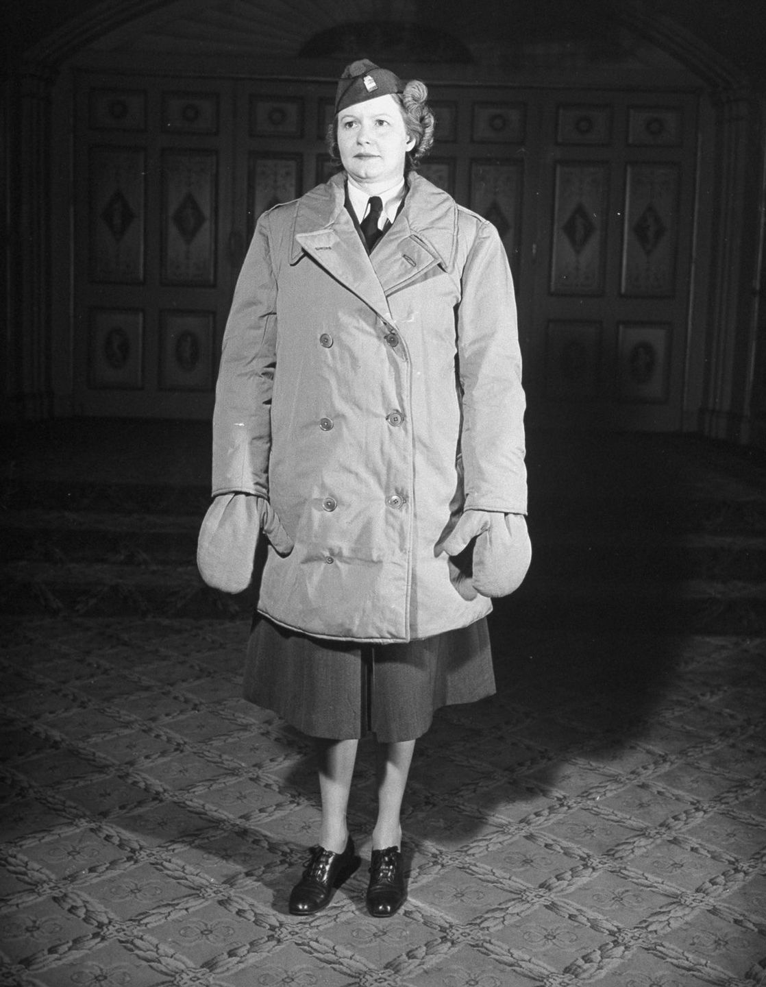 15 Vintage Studio Photos Show Strange and Stylish Women's War Fashion ...