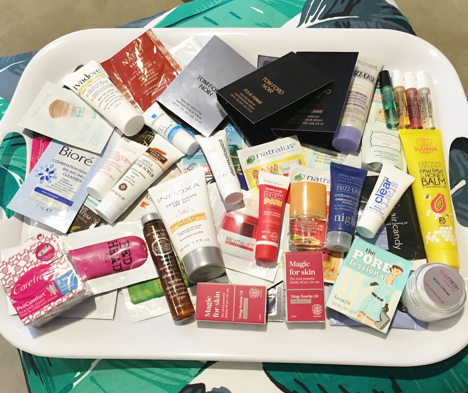 Max The Unicorn: GIVEAWAY: Huge Deluxe Beauty Samples Pack!