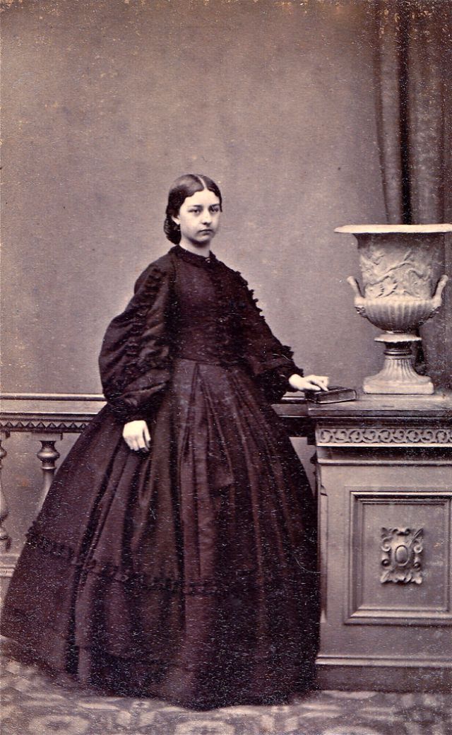 Victorian Widows: Graceful Photos of Young Women in Mourning Dresses ...