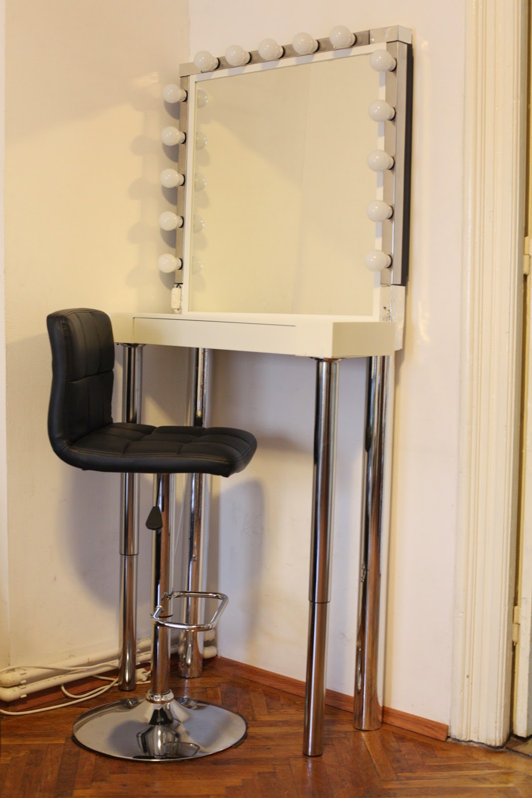 De vanzare: Masa de machiaj cu scaun