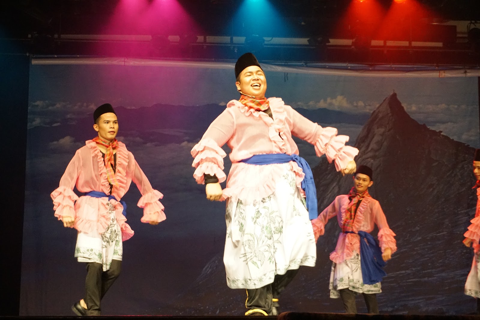 PERSEMBAHAN TARIAN ETNIK SABAH TITIK MENGALAI SEMPENA PANGGUNG SENI ...