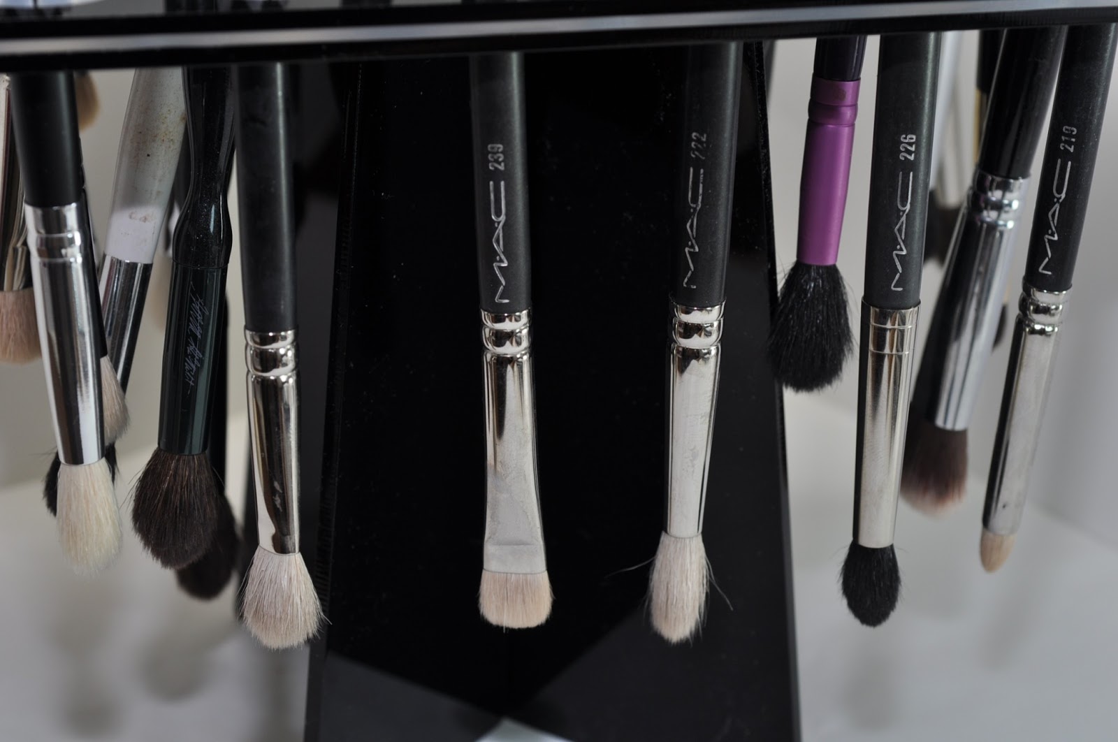 Benjabelle Makeup Brush Tree Mini Review - The Shades Of U