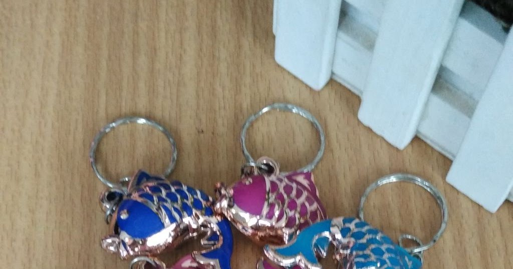 Jual Souvenir murah dan unik: Gantungan-Kunci-Love-Corak-Kayu-harga-murah