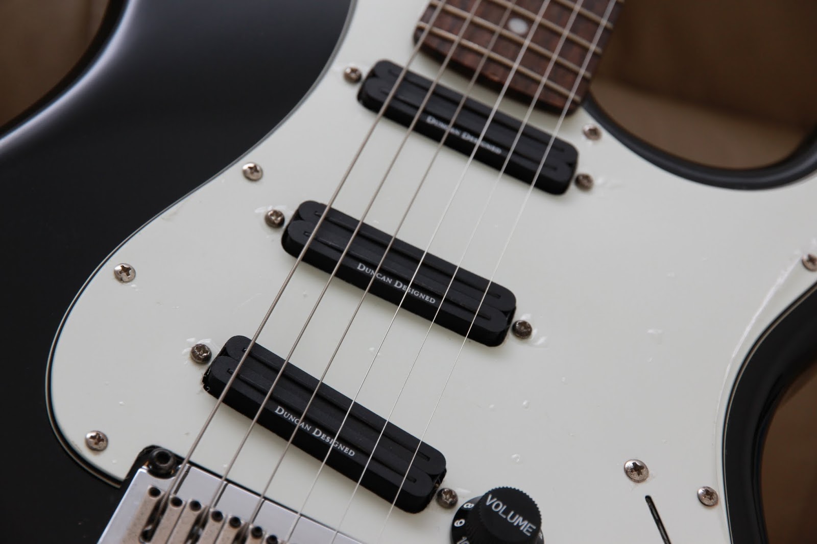 Squier Deluxe Hot Rails Strat Black